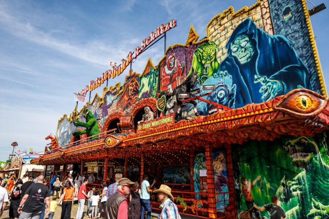 Die große Geisterbahn (Schütze) - Fahrgeschäft auf der Kirmes ...