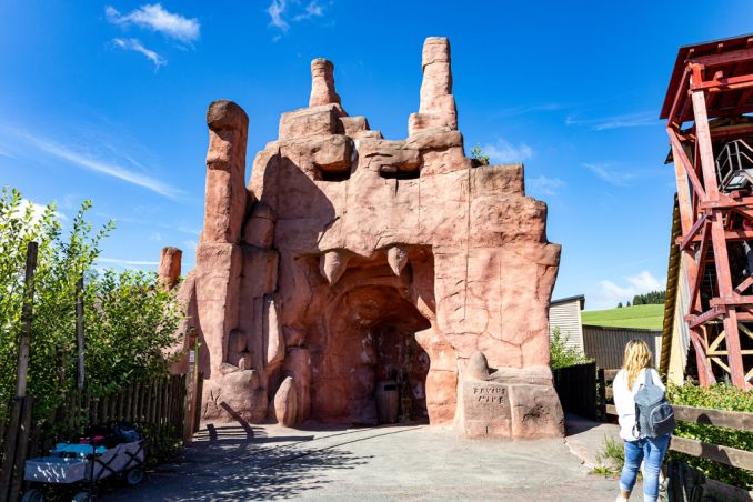 Eingang zur Achterbahn Devils Mine im Fort Fun - Devils Mine ...