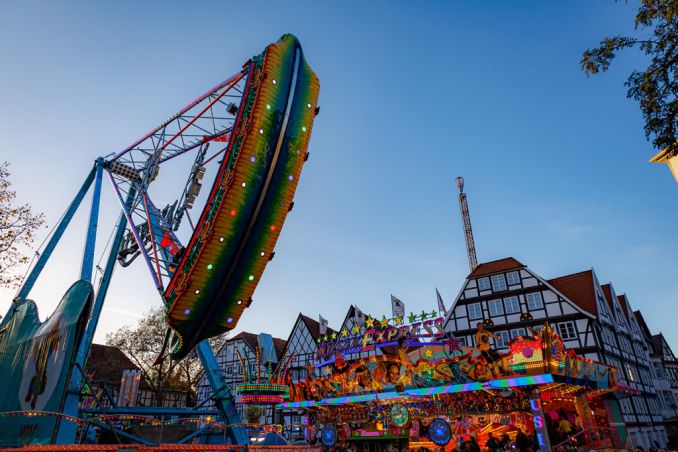 Nessy (Markmann) - Riesenschaukel auf der Kirmes - Bildergalerie