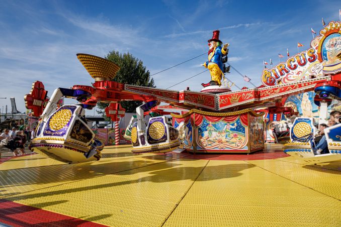 Circus Circus (Gründler/Preuß) - Fahrgeschäft auf der Kirmes ...