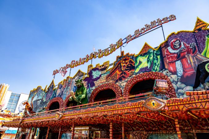 Die große Geisterbahn (Schütze) - Fahrgeschäft auf der Kirmes ...