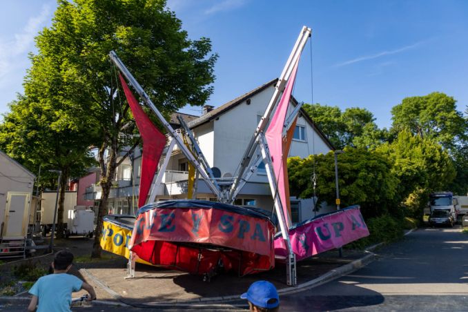 Bungee-Trampolin für Kids - Halveraner Kirmes 2022 - Aufbau - Bildergalerie