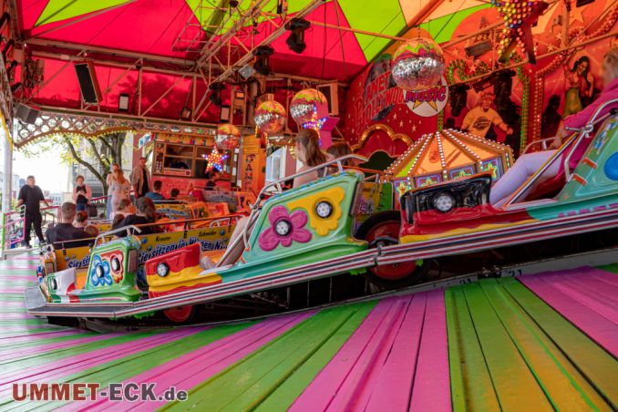 Stilvolle Berg Und Talbahn Kirmes Bilder